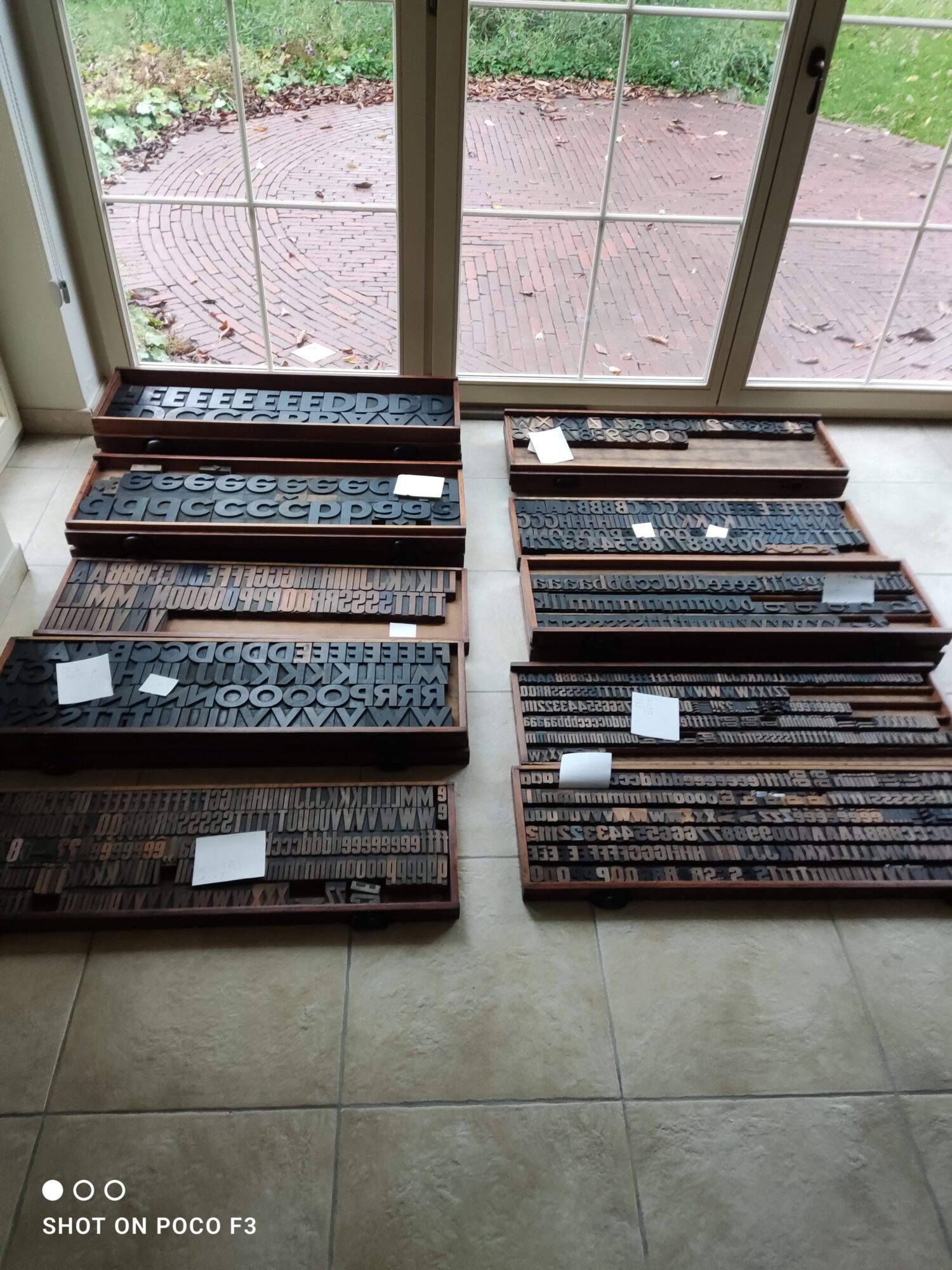 Grote verzameling houten letters – Drukwerk in de Marge