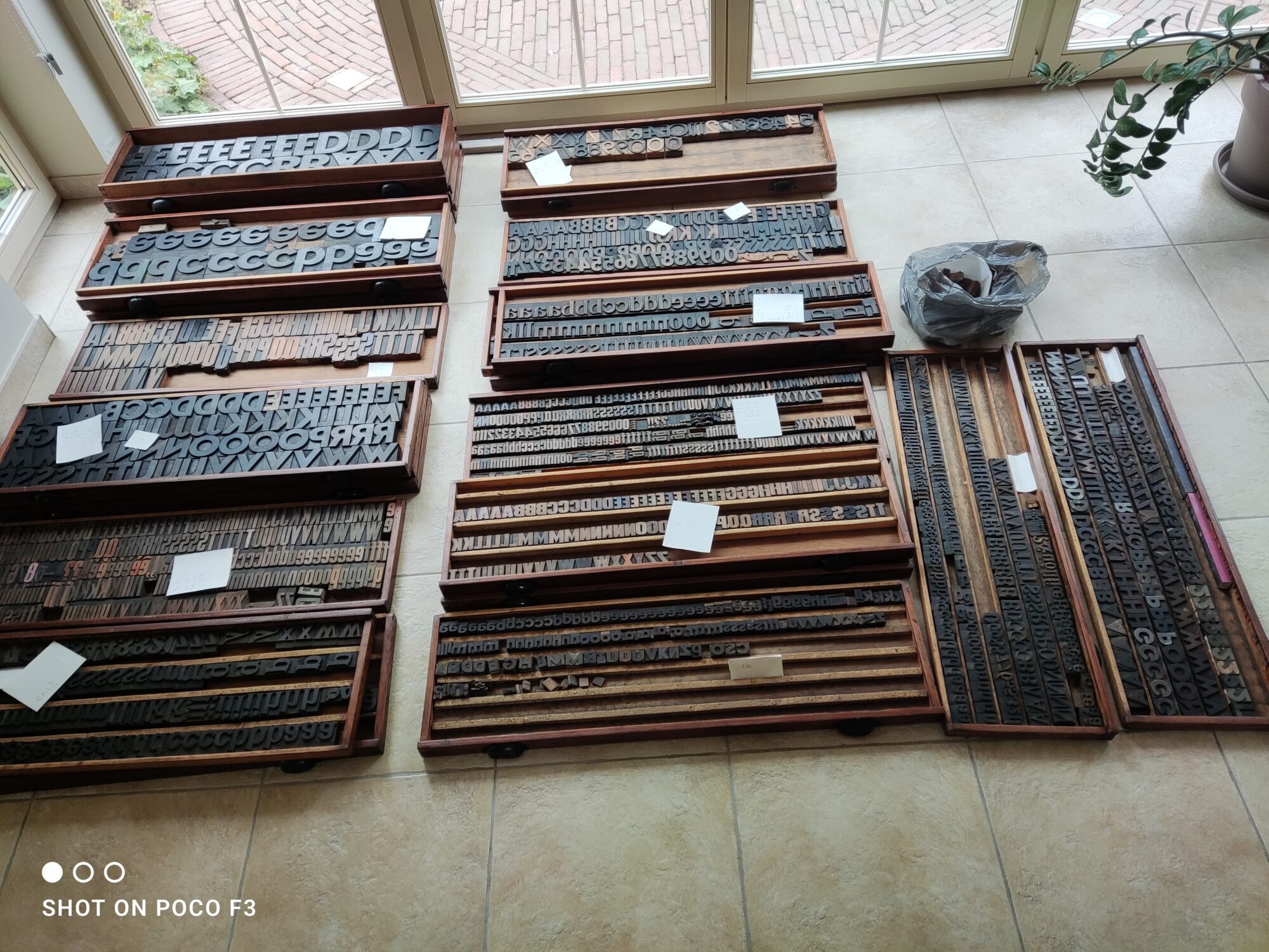 Grote verzameling houten letters – Drukwerk in de Marge