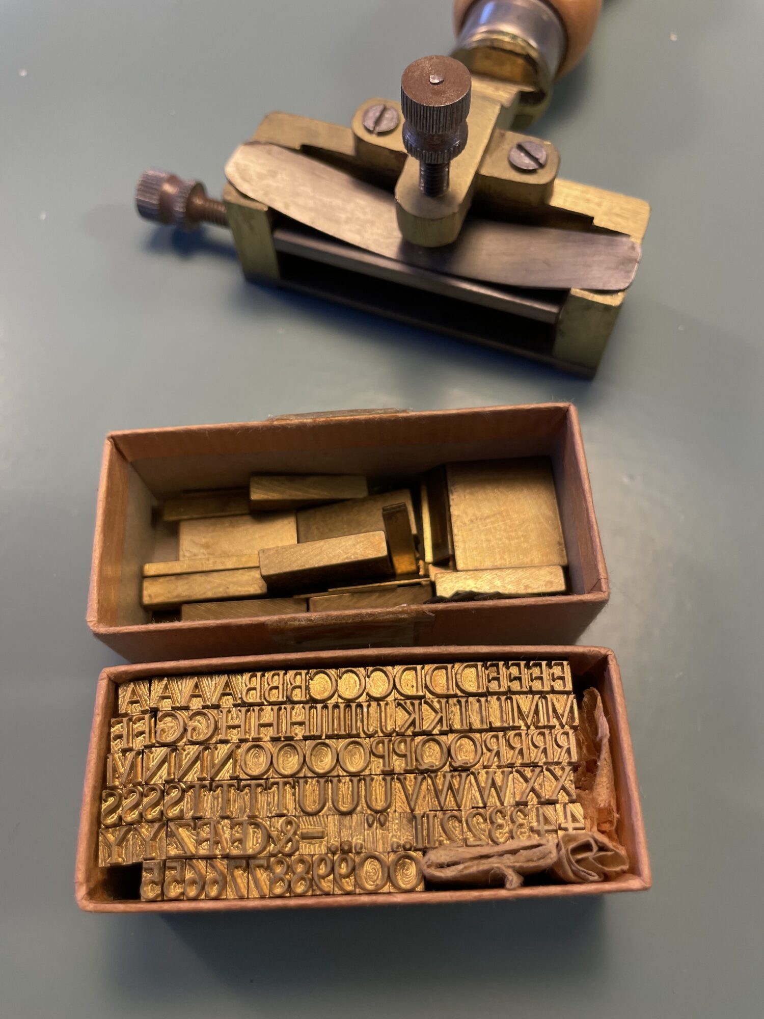 Universele lettertang met letters – Drukwerk in de Marge